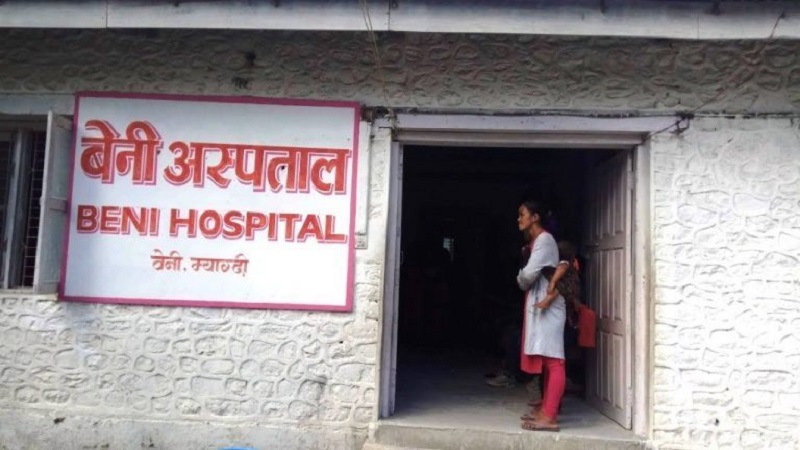 चिकित्सक र स्वास्थ्यकर्मी संक्रमित भएपछि बेनी अस्पतालको सेवा प्रभावित