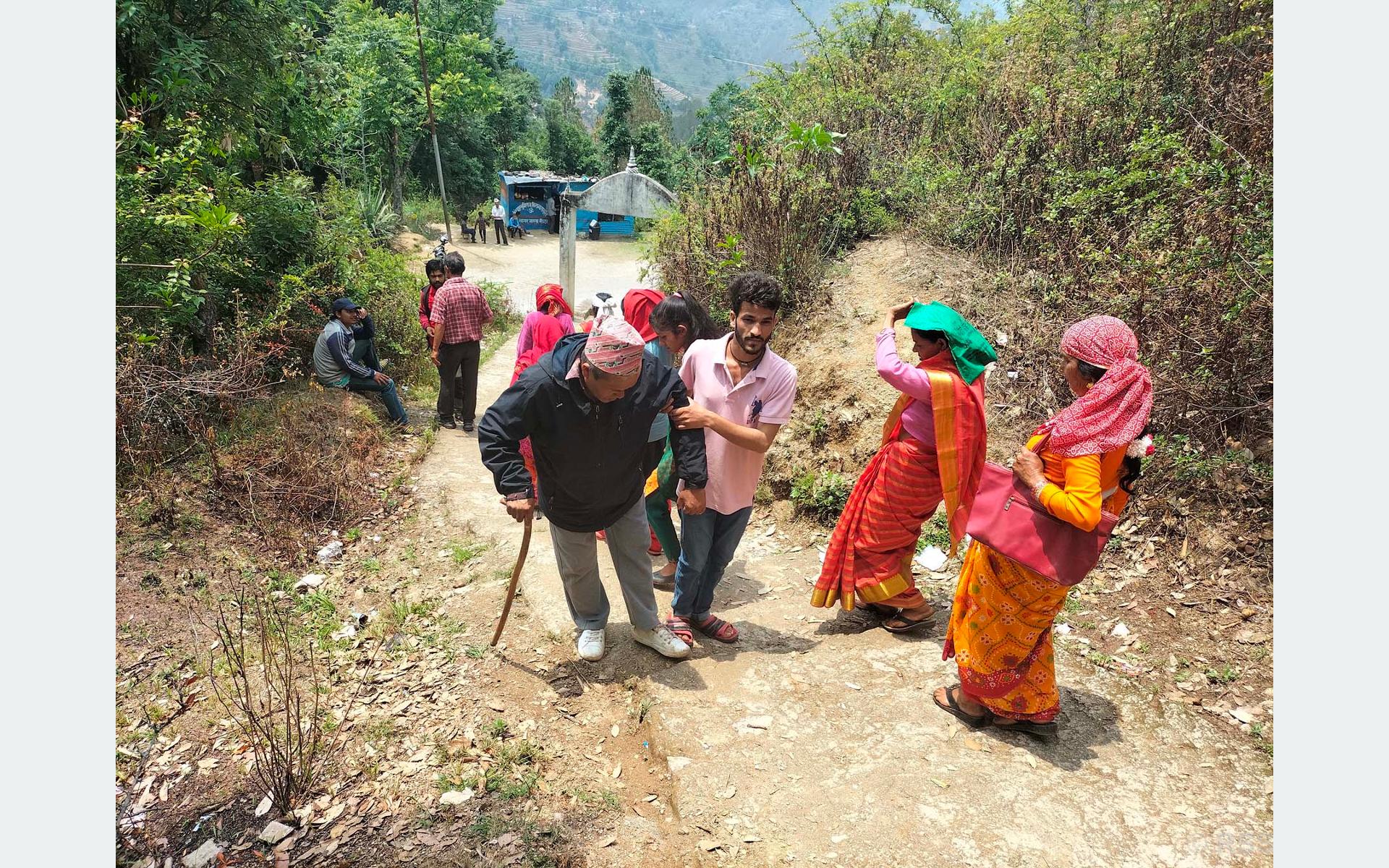 मतदानमा उत्साह : कोही काखे नानी च्यापेर, कोही लौरो टेकेर पुगे बुथमा